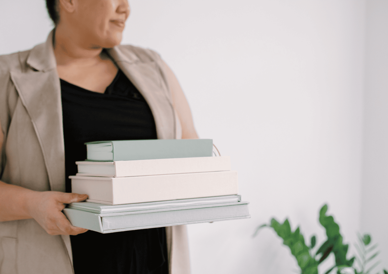 15+ Best Gift Ideas For Your Book Gift Baskets - Become That Mom