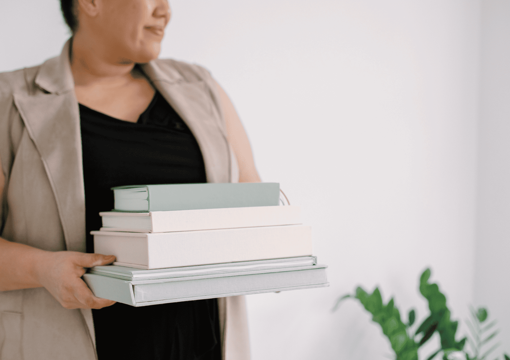 15+ Best Gift Ideas For Your Book Gift Baskets - Become That Mom